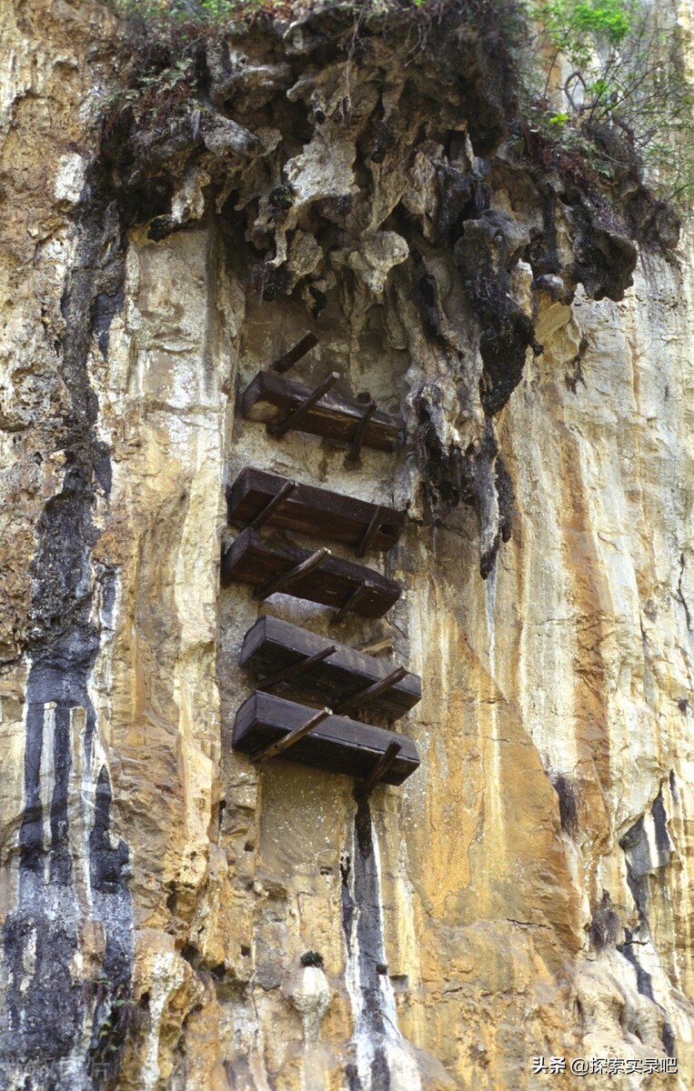 The hanging coffin on the cliff is as high as 100 meters. How the ...
