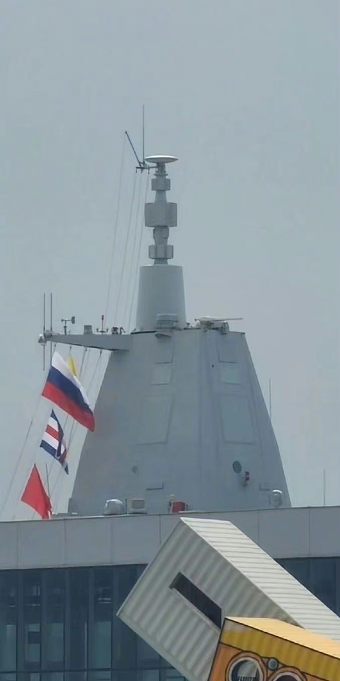 The Russian commander visited the naval shipyard, and the Russian flag was raised in 055. Can ...