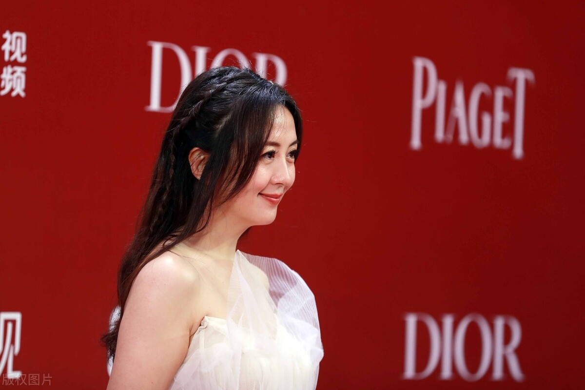 Song Linjing is beautiful and mature - iNEWS