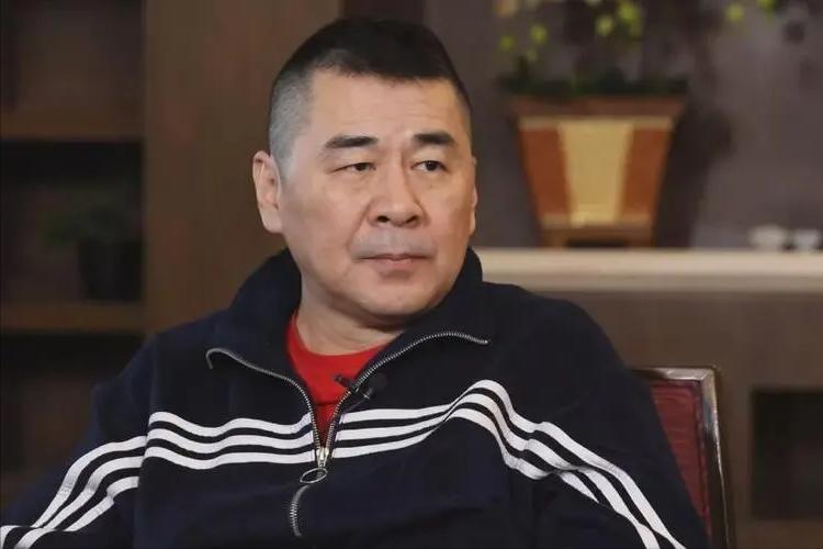 Sticking out tongue, kissing swollen lips, "middle-aged and elderly ...