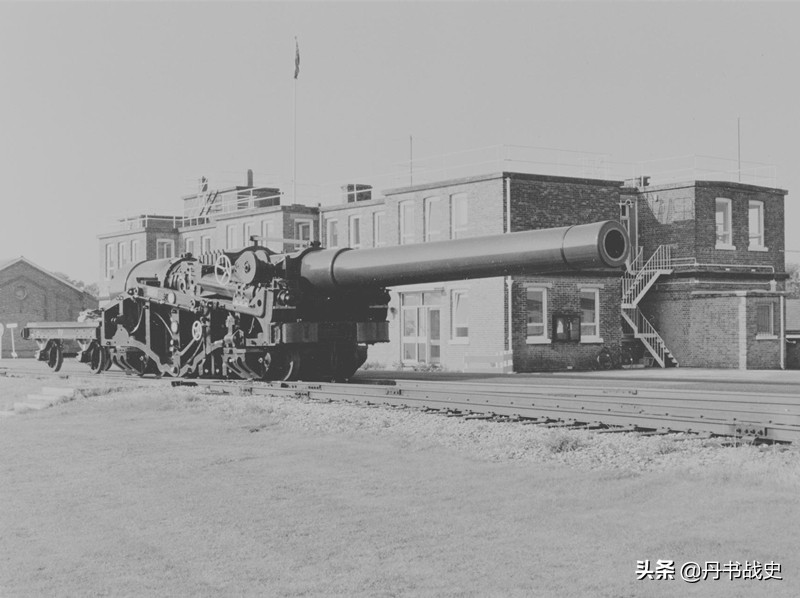 The largest caliber train gun in British history, the BL18-inch railway ...
