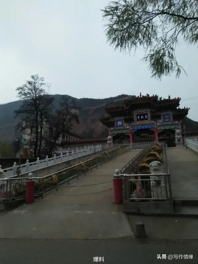 Three scenic spots in Gangu: the gate of Jinxian Temple, the mountain ...