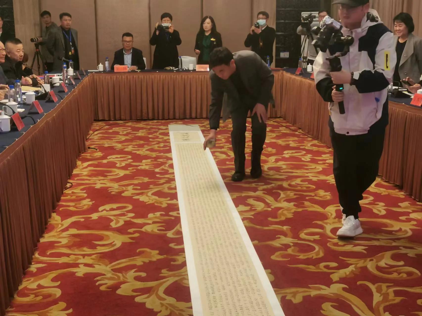 "On Protracted War" handwritten 100-meter scroll donated to Taierzhuang ...