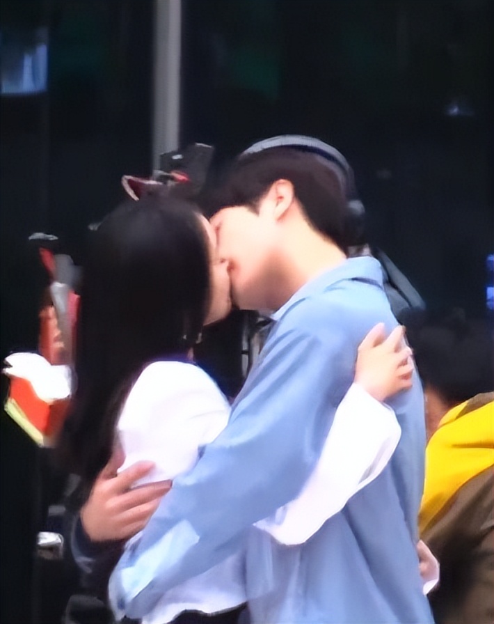 Yang Mi and Xu Kai's street kiss scene Reuters, sweet interactive laughter, CP feeling is too ...