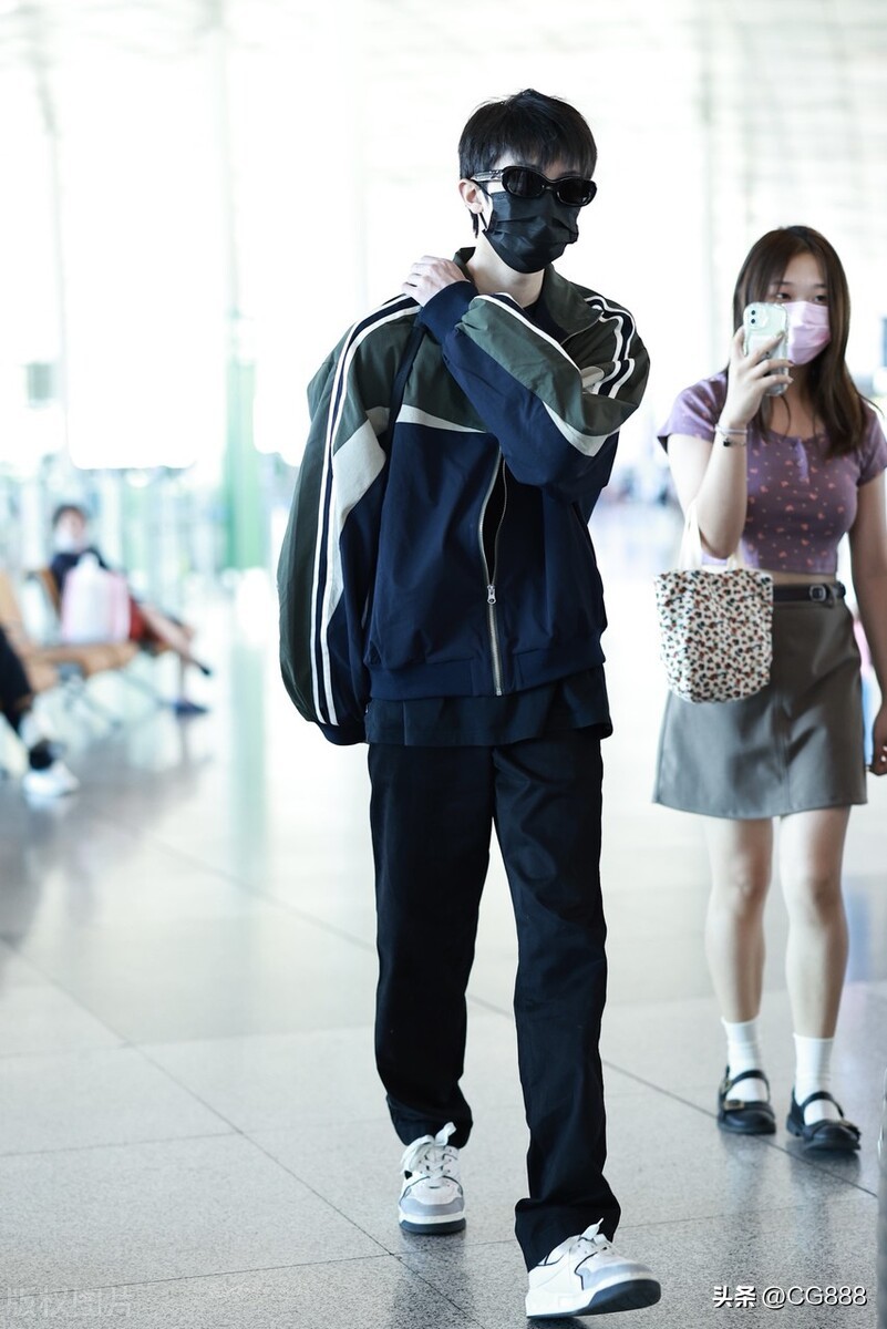 Lin Mo appeared in Beijing Airport star airport photos - iMedia