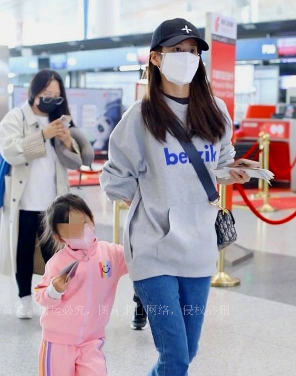 Yinger and her 4-year-old daughter appeared at the airport to push ...