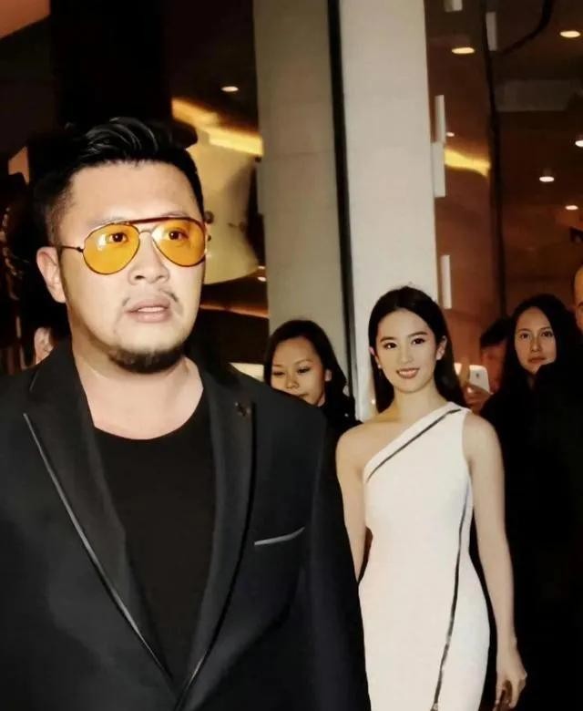 Liu Yifei's mysterious bodyguard has become popular. He looks like Yang Kun? The bodyguard also ...