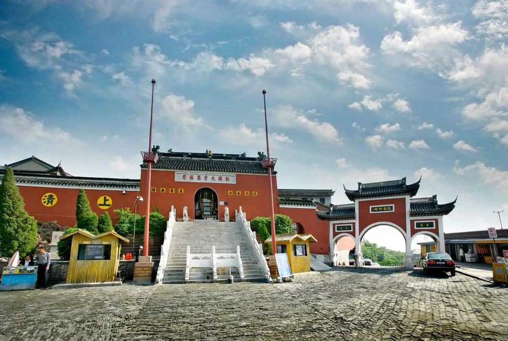 A Journey to Maoshan (Famous Mountains Series) - iNEWS