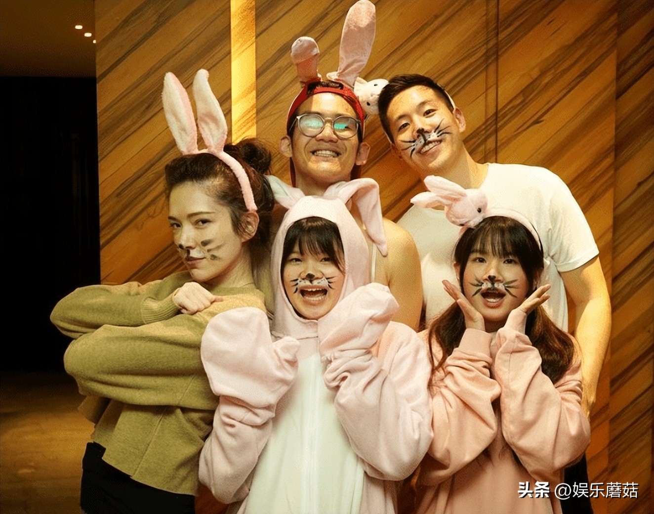 Tiffany Hsu and Chiu Ze sweetly show off their affection, and the ...