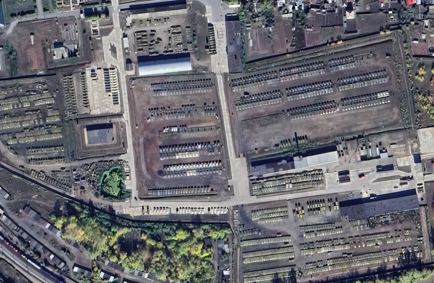 Medvedev inspected the tank factory, with a dignified expression and ...