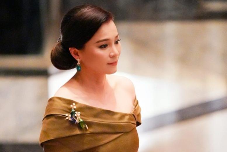 Queen Sutida looks better when she is fat! The off-the-shoulder dress ...