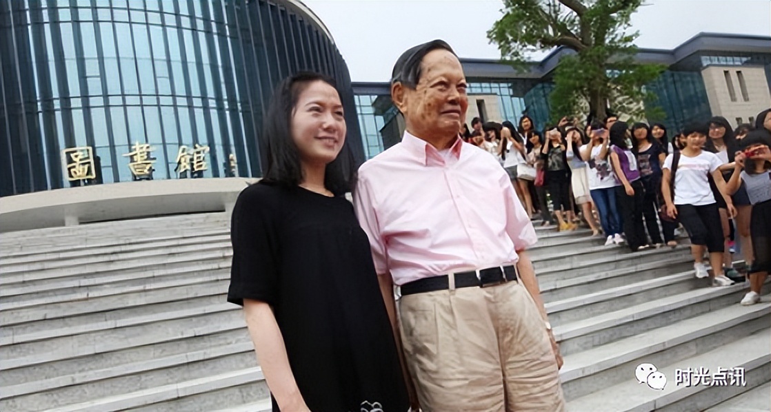 Yang Zhenning is more than 50 years older than Weng Fan, and also has ...