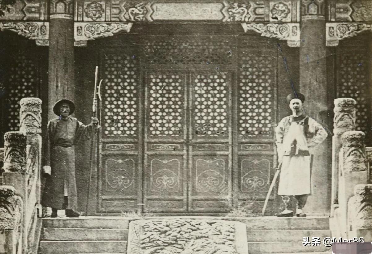 The imperial guards in the Qing Dynasty all carried knives. Would the ...