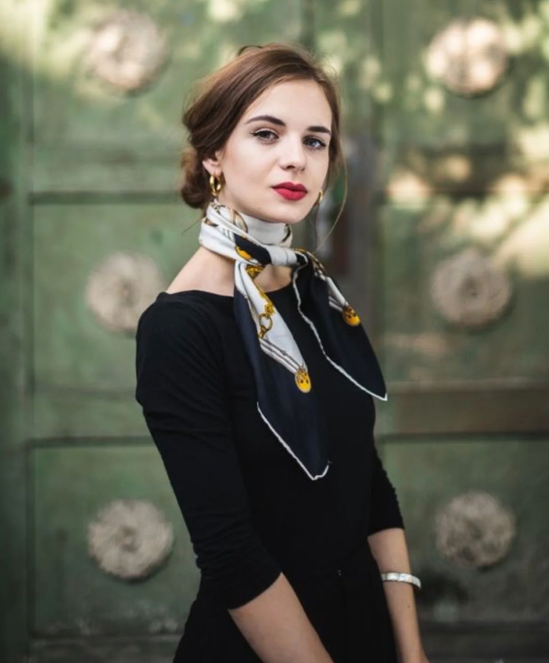 A woman who has really seen the world can use a "silk scarf" to look ...