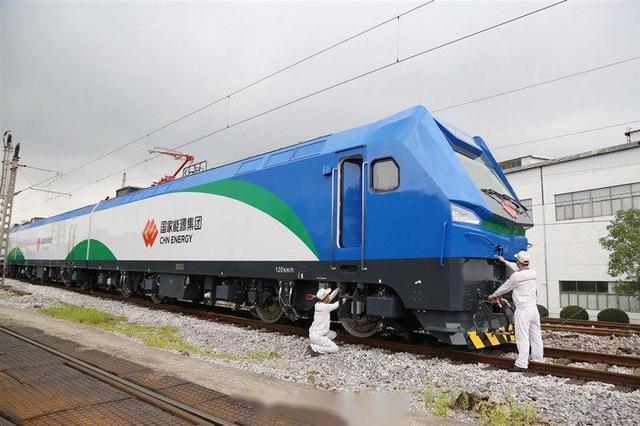 The 2.6-kilometer-long and 20,000-ton-heavy train can drive itself, one ...