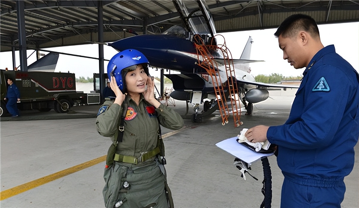 China's first female fighter pilot, Yu Xu, died when she hit the ...