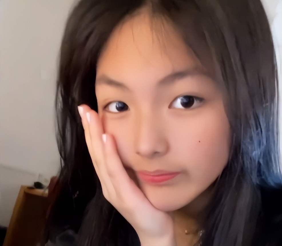 Wang Shiling's best friend lifts her clothes in front of the mirror ...