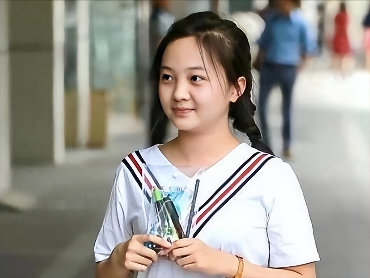 Lin Miaoke has grown up at the age of 23. She is slightly fat and looks ...
