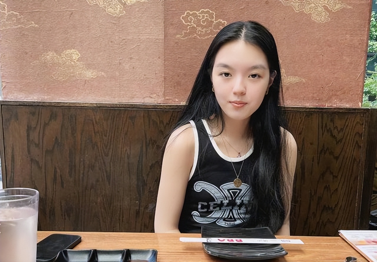 Ha Wen participated in his daughter's graduation ceremony at Columbia ...