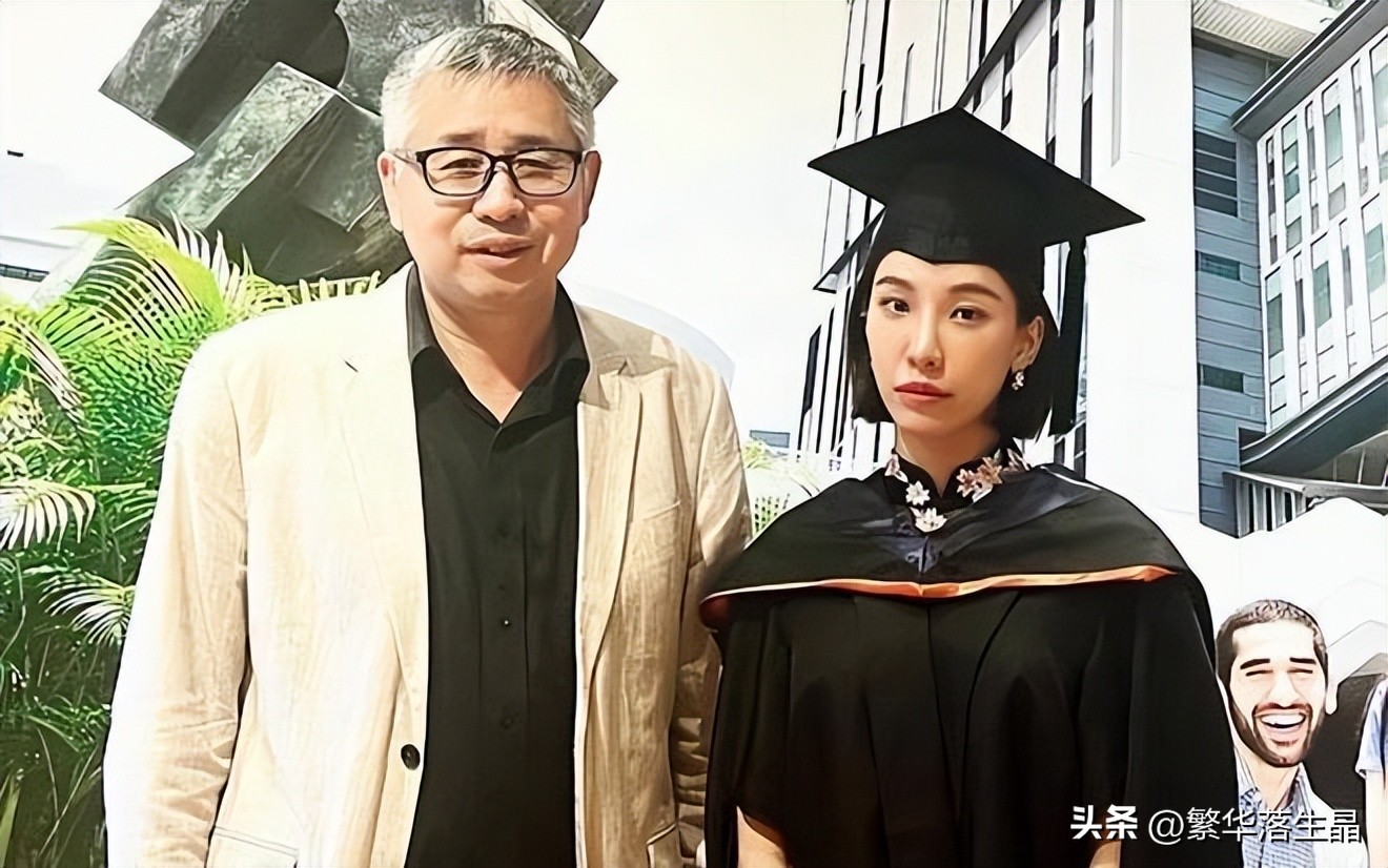 He Youqi's ex-wife returned to Hong Kong, with short hair and a ...