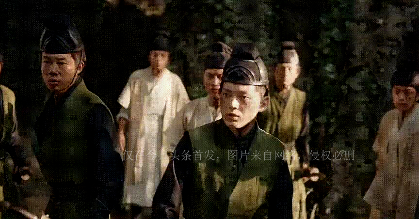 The heroine turned around, thinking she saw a ghost. Who else but Li ...