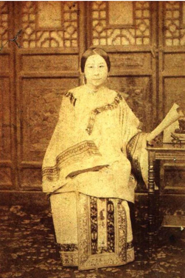 She is Zhang Ailing's grandma, the youngest daughter of Li Hongzhang ...