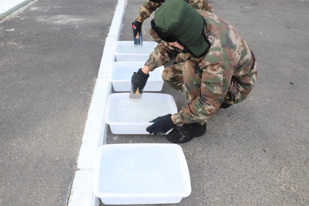 The ice sculpture of the military camp, handsome - iNEWS