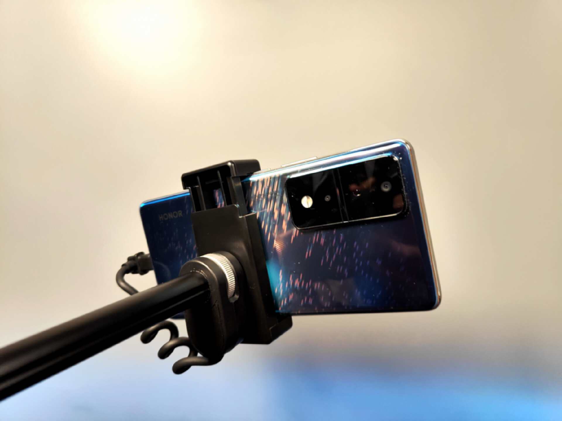 The selfie stick also plays a transformation show, a good partner for ...