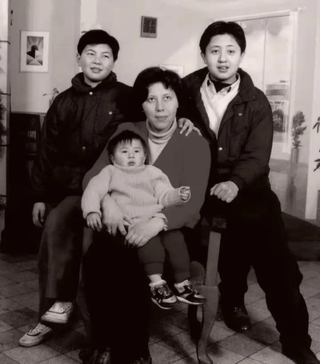 From selling spring rolls to raising children to become billionaires ...