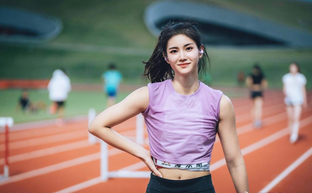 Track and field goddess Xia Sining boldly shows off her beautiful back in Miao clothes. She is ...