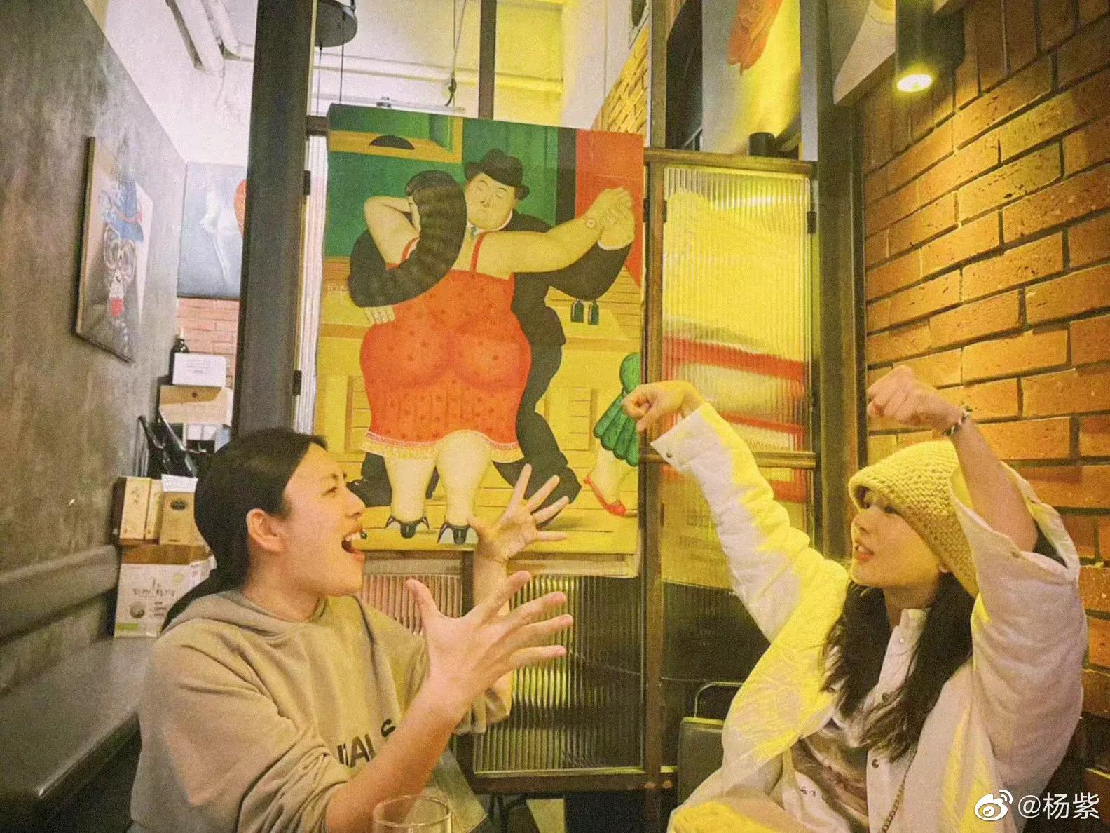 Good girl Yang Zi, milk tea fisherman hat stopwatch cute - iNEWS