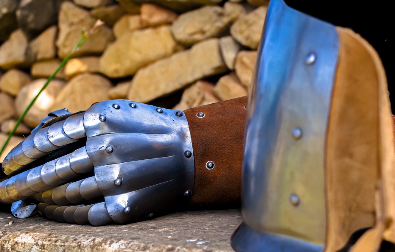 The Use and Development of Leather Gloves in Medieval Warfare - iNEWS