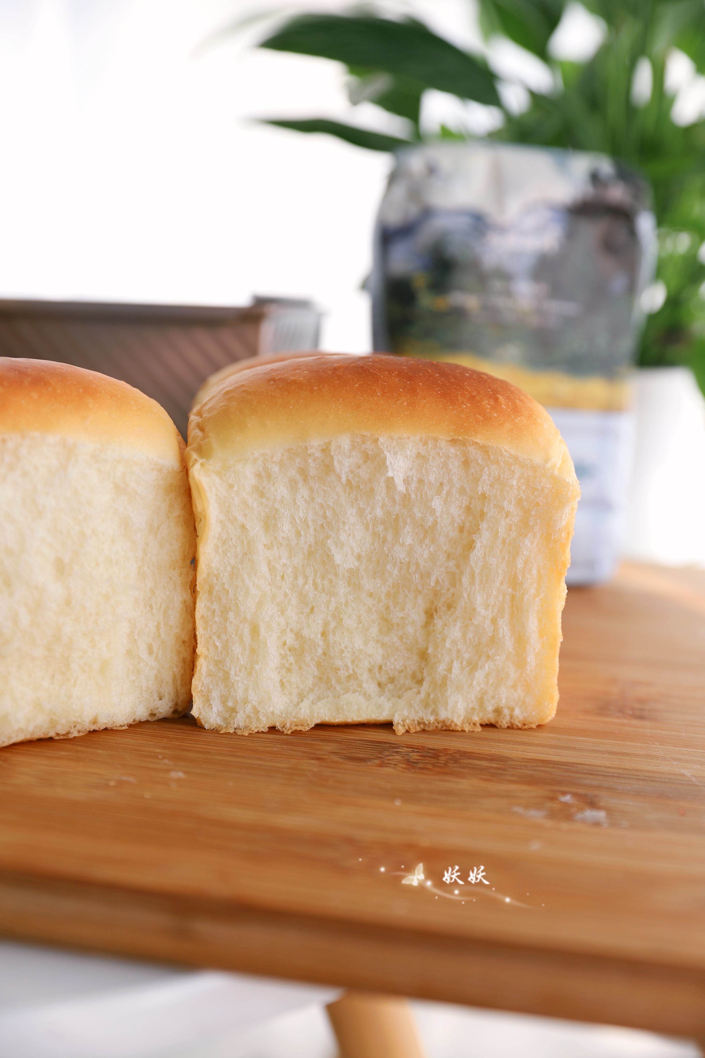 Raw toast bread without a drop of water, delicate and soft without ...