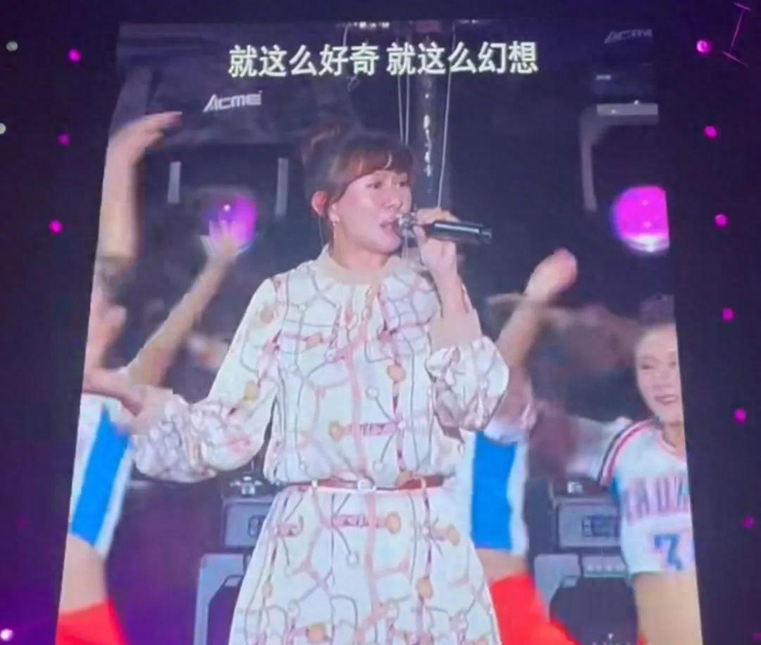 The 42-year-old Zhuo Yiting performed in public for the first time. Her ...