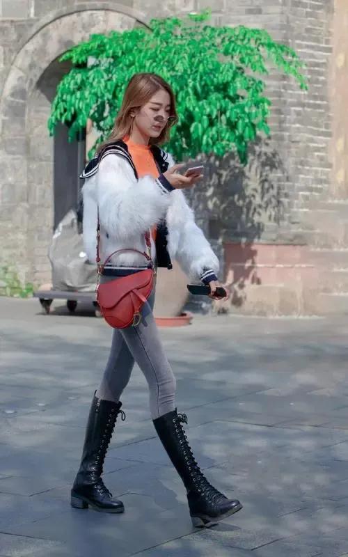 The jeans on the bad street and the high boots, the slender figure will ...