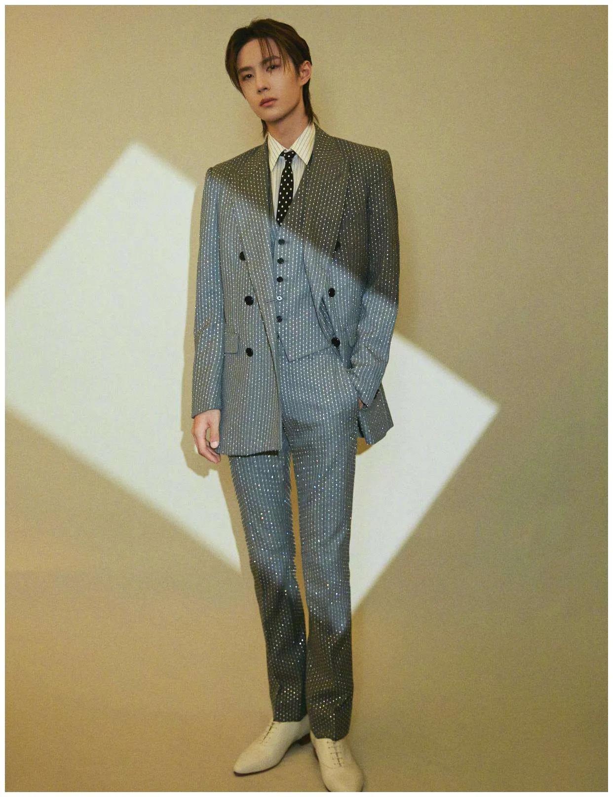 Wang Yibo in white shirt, pure and lustful, full of boyfriend style ...