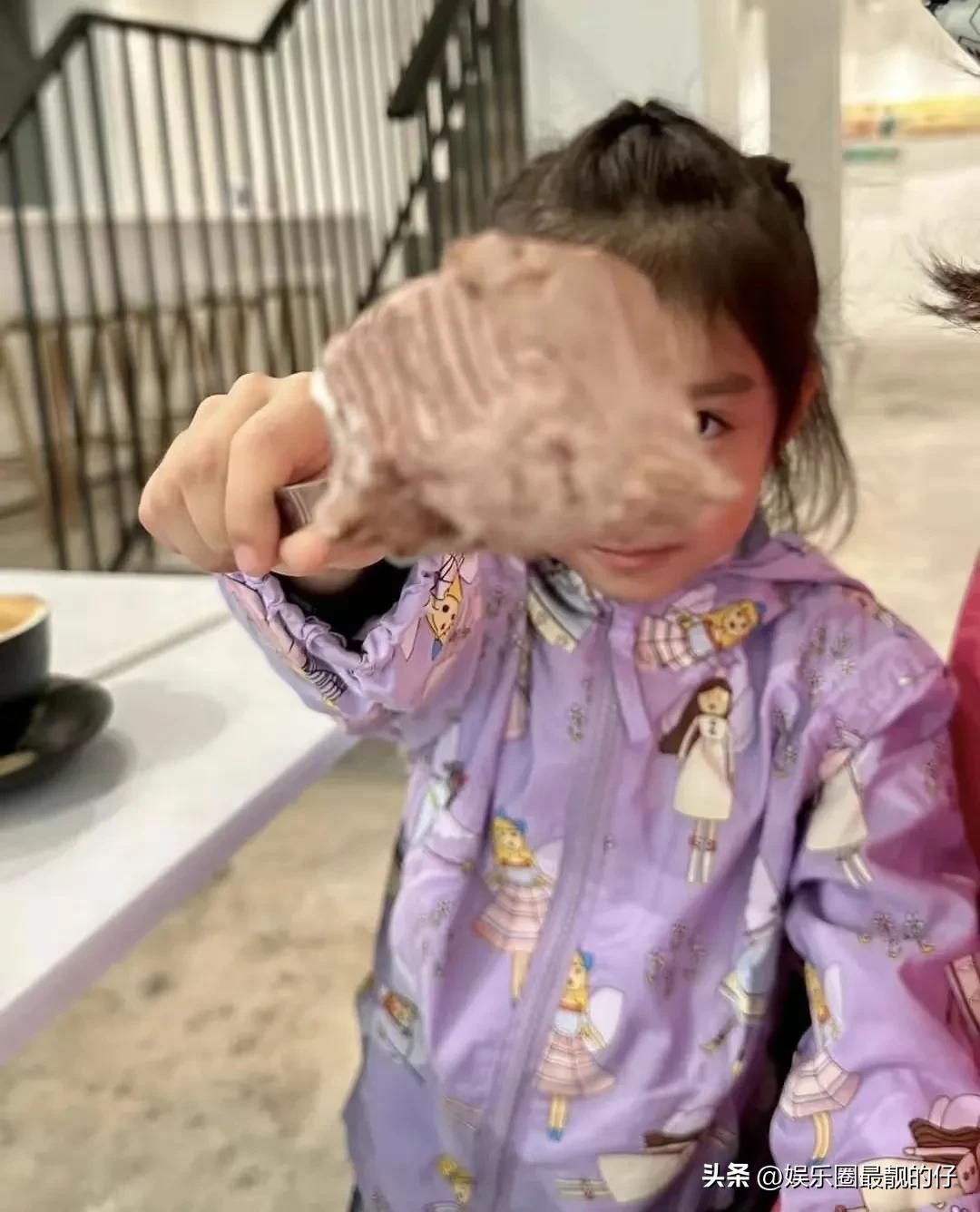 Huo Qigang celebrates Mother's Day for Guo Jingjing, the stairs in the ...