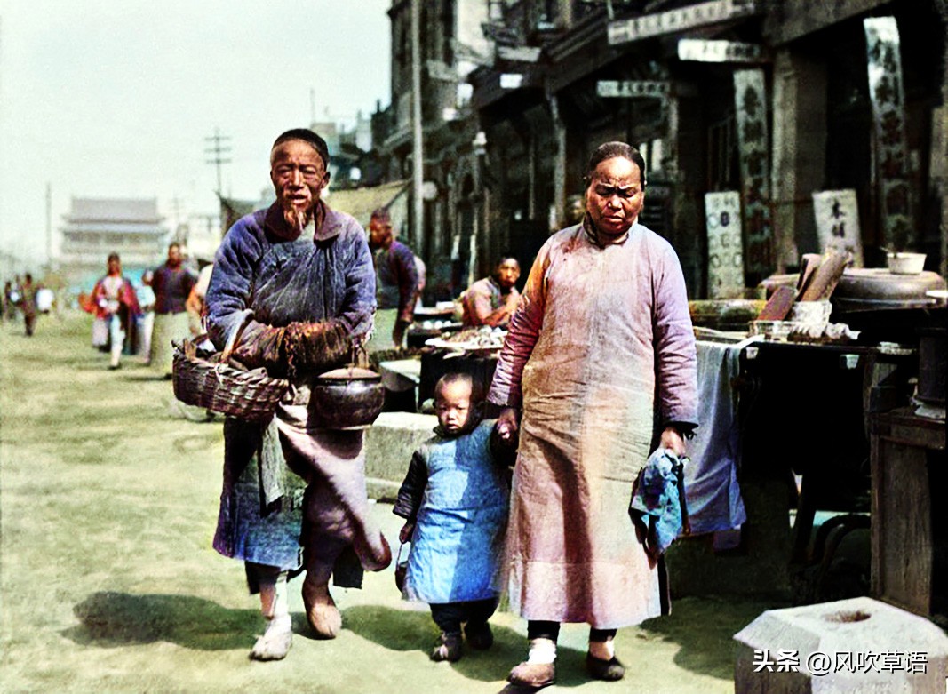 The streets of Beijing in 1922: Father and son feast on food stalls ...