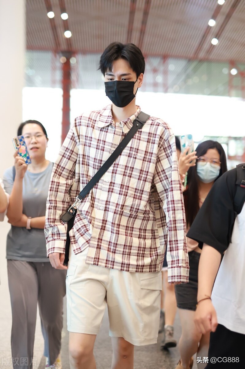 Hu Yitian appeared in Beijing Airport star airport photos - iMedia