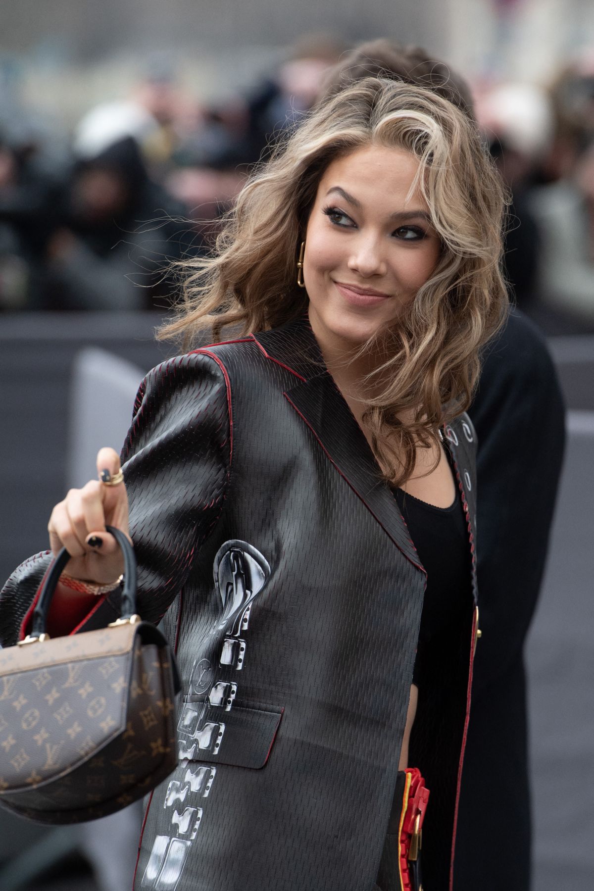 Gu Ailing took a group photo with Liu Yifei! Criticized for being old ...