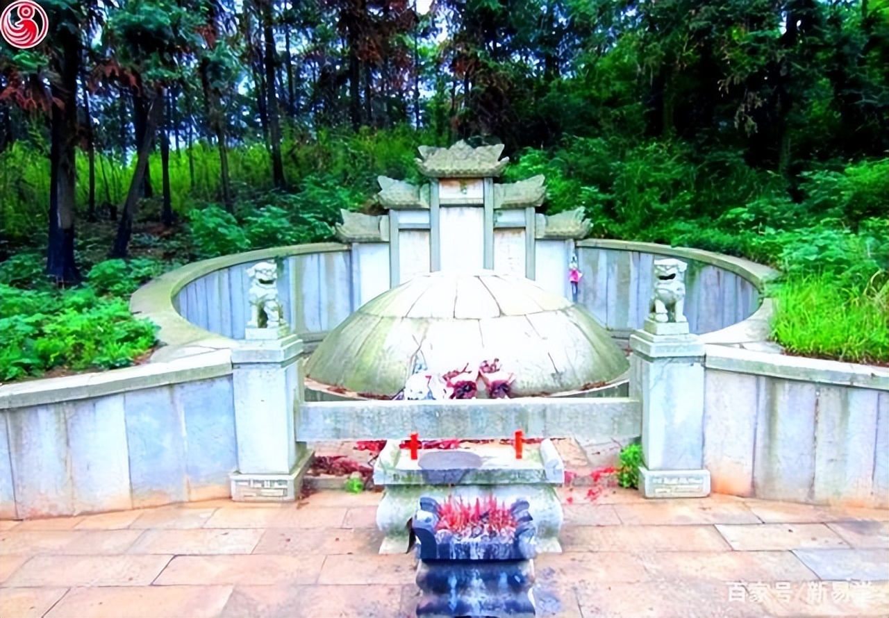 In 1989, tomb robbers blew up Zeng Guofan's tomb. After the archaeological team investigated ...