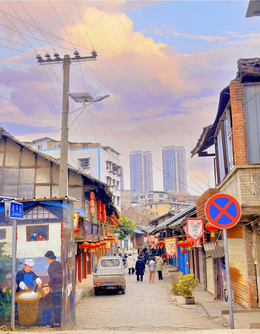 I was in Chengdu, and I found a small treasure town that had been neglected! - iNEWS