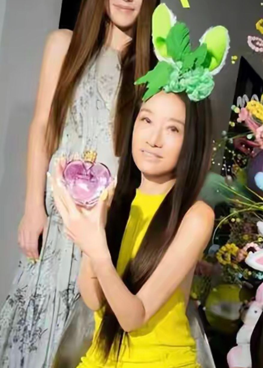 Wang Weiwei showed up with her two daughters. She dressed up as a "bunny girl" in a yellow dress ...