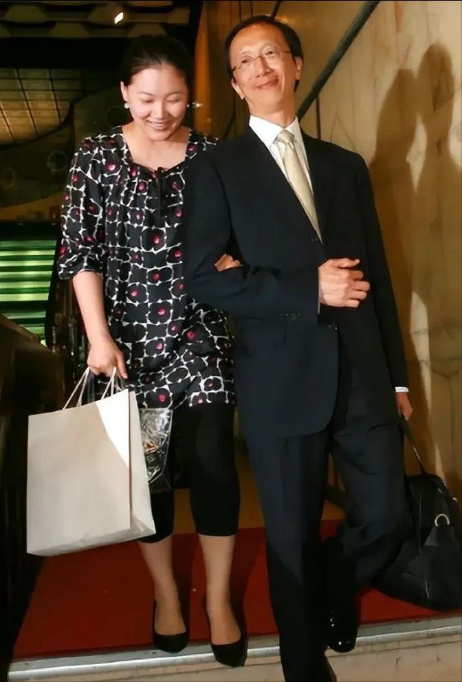 Fu Mingxia takes a sweet photo with her rich husband - iNEWS
