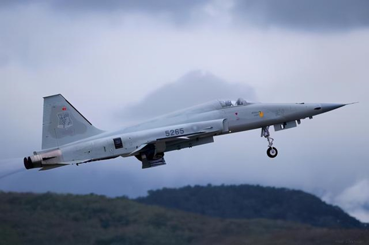 Taiwanese pilot Lin Hsien-shun returned to the mainland with a fighter ...