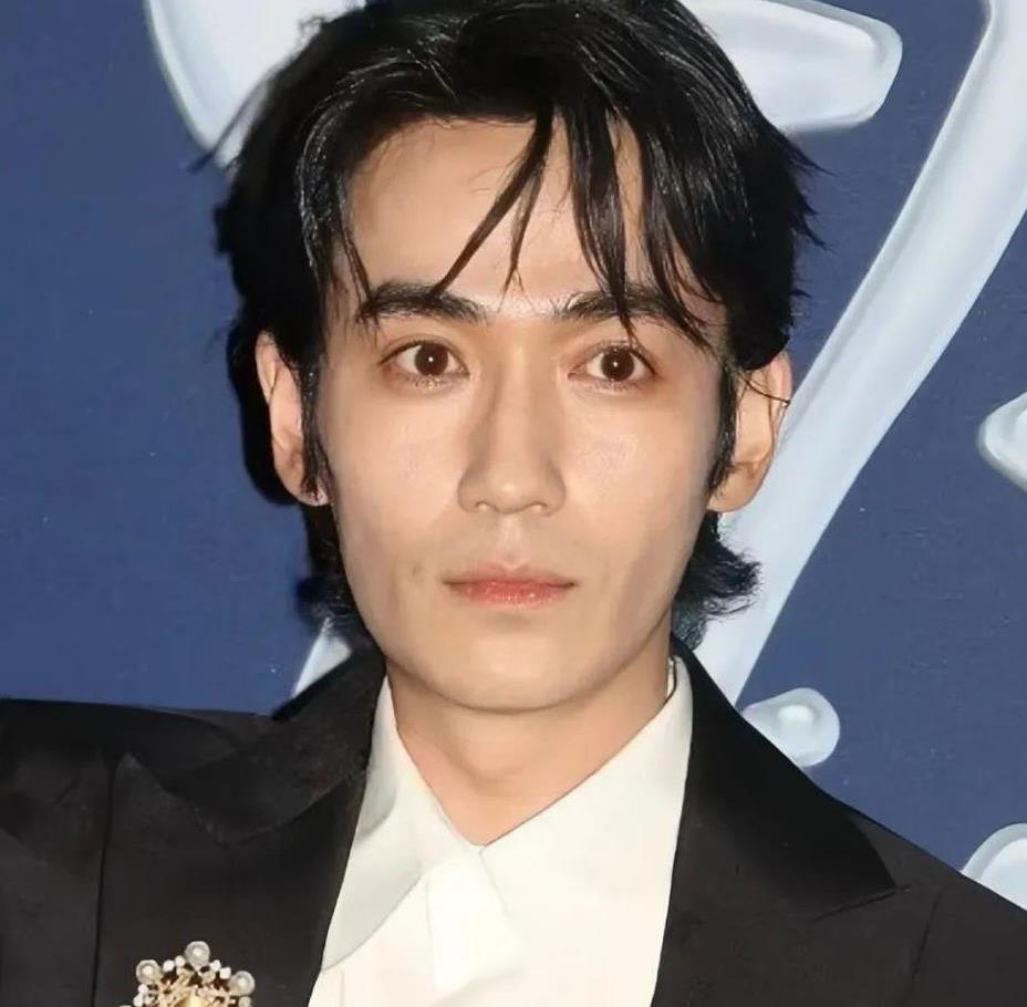 Hong Kong fashion show male star birth photos: Louis Koo's face is ...