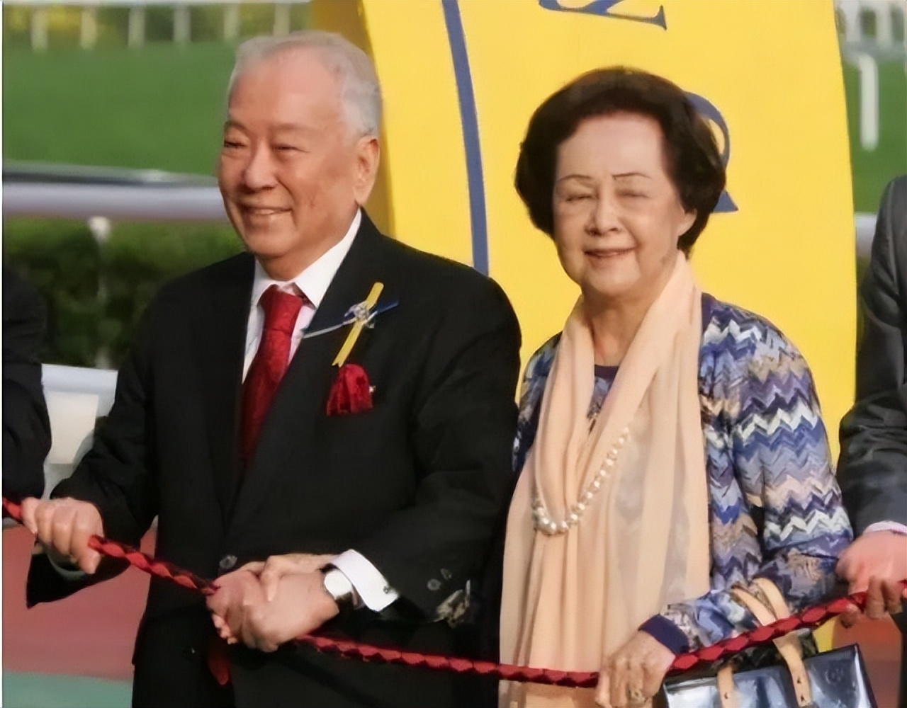 Xu Jinheng was sick and went out on crutches!Li Jiaxin takes photos and ...