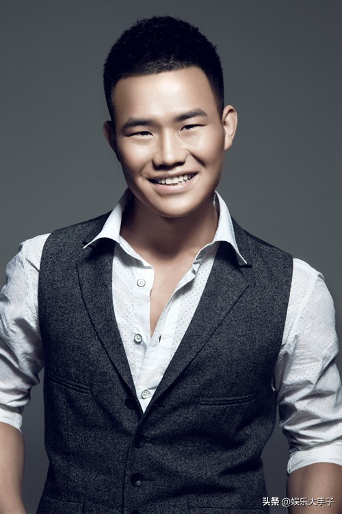 Xie Mengwei went to the Huabiao Awards in the cold night, and was ...