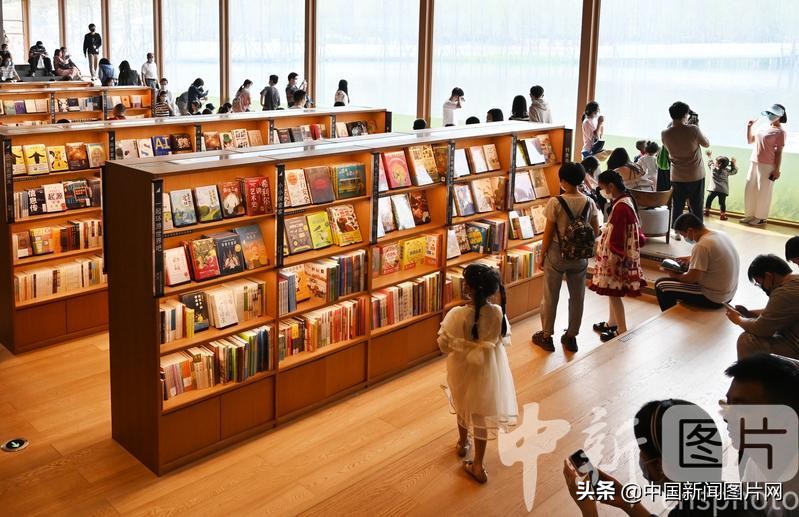Chengdu: "Underwater" bookstore attracts people to check in - iNEWS