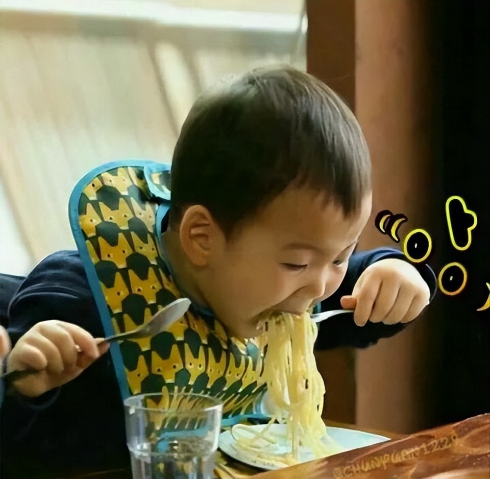 Eating instant noodles and kimchi gives you the feeling of a full feast ...